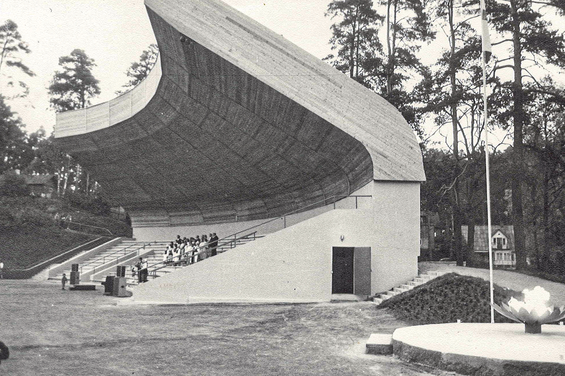 TÄNAVU TÄITUS 30 AASTAT ELVA LAULUVÄLJAKU EHITUSEST. PILDID! - ELVA UUDISED